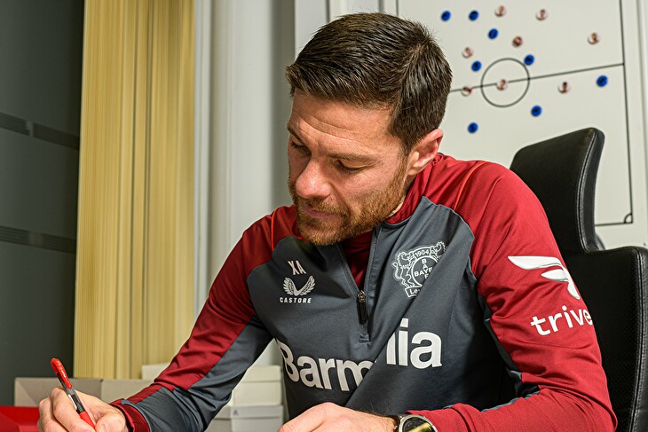 Alonso prodloužil s Leverkusenem, smlouvu sepsal do roku 2026 ...