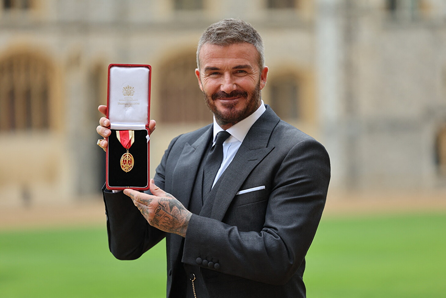 David Beckham byl pasován na rytíře. Jak se bývalému kapitánovi Albionu ...